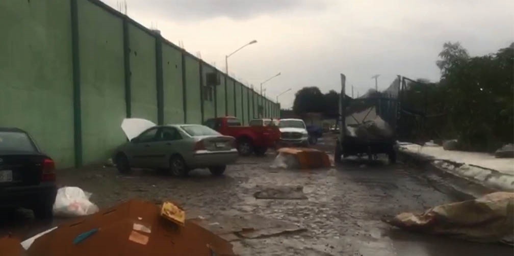 Corriente arrastra 11 vehículos en Santa Catarina