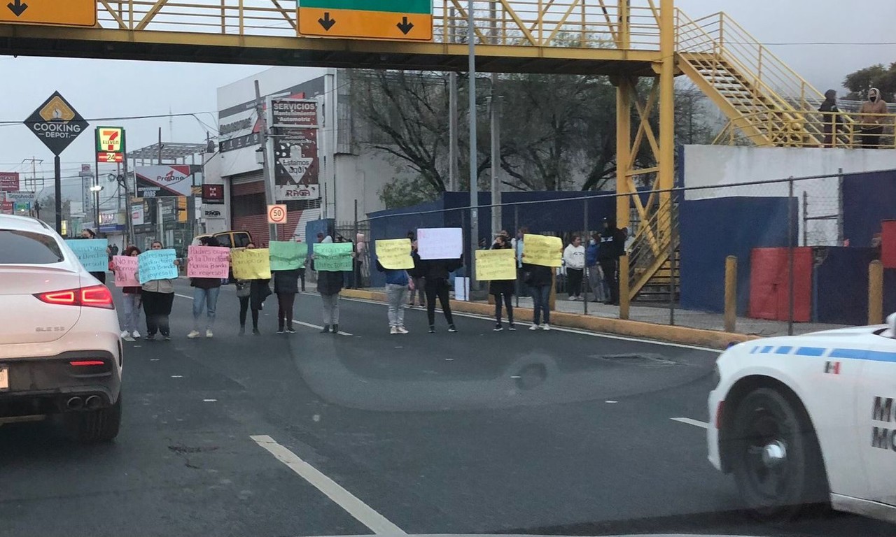 Bloquean Avenida Garza Sada al sur de Monterrey