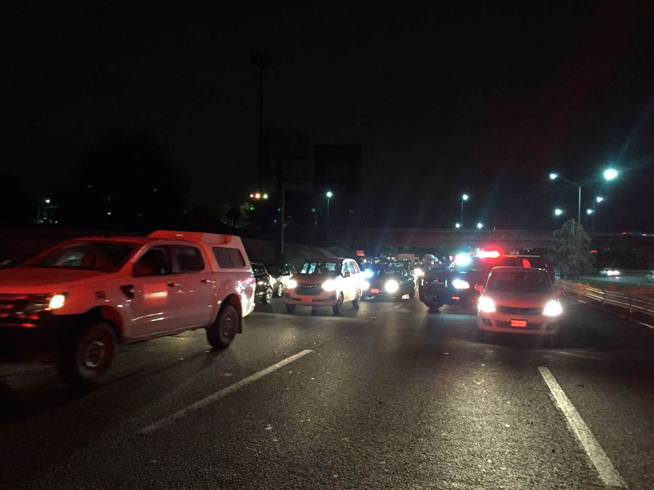 Conductor Invade Carril Y Vuelca En Av Constitución