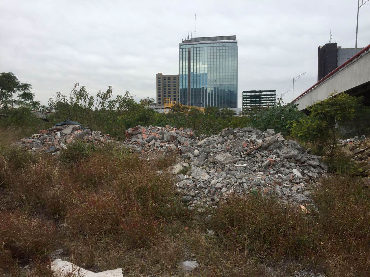 Tiran escombro en el río Santa Catarina