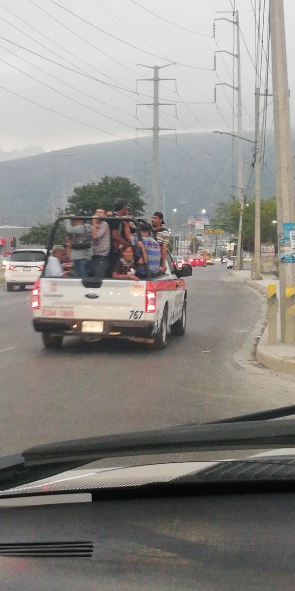 Patrullas de Escobedo dan aventón a usuarios por falta de transporte