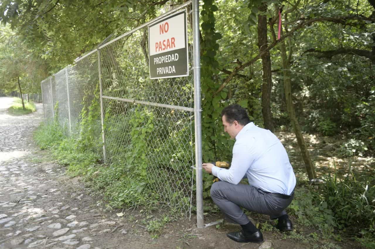 Retira Adrián de la Garza malla que obstruía zona en La Estanzuela
