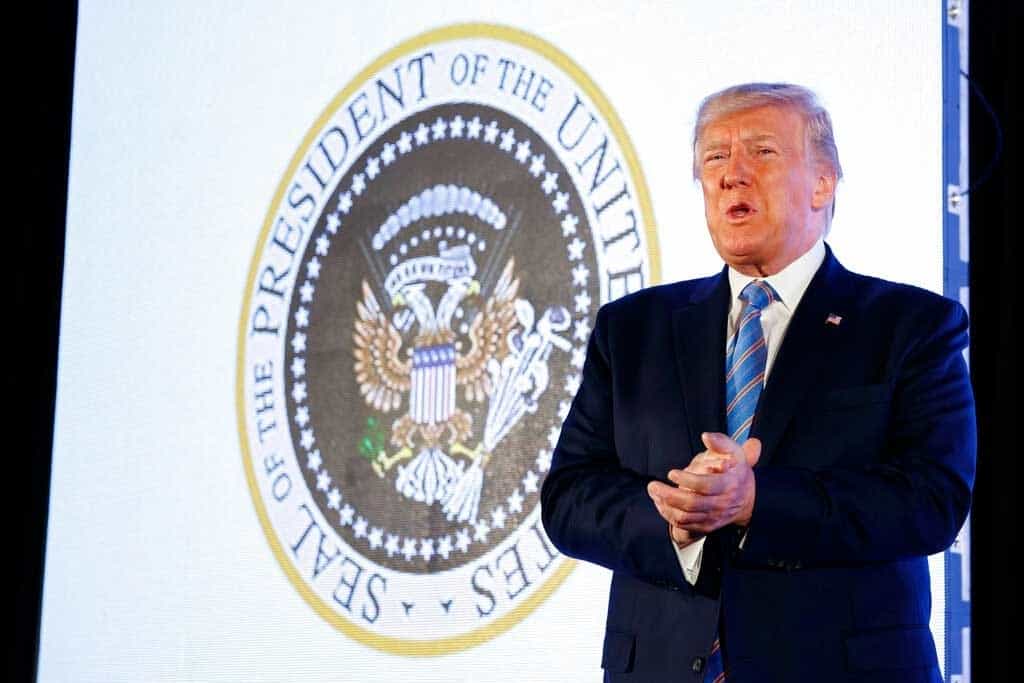 Trump posa sin darse cuenta frente a sello presidencial alterado
