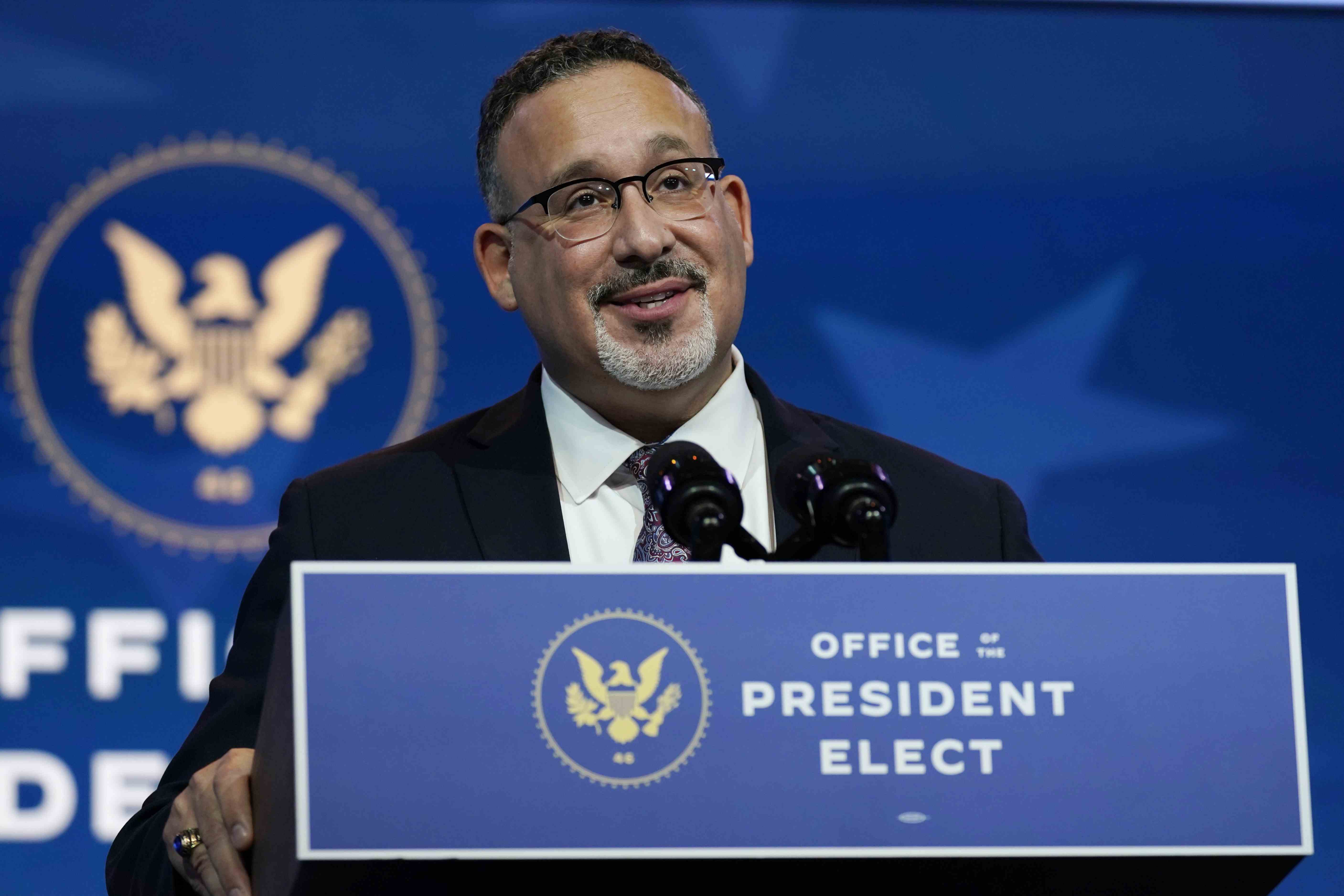 Miguel Cardona, nombrado por Biden como secretario de educación de EUA