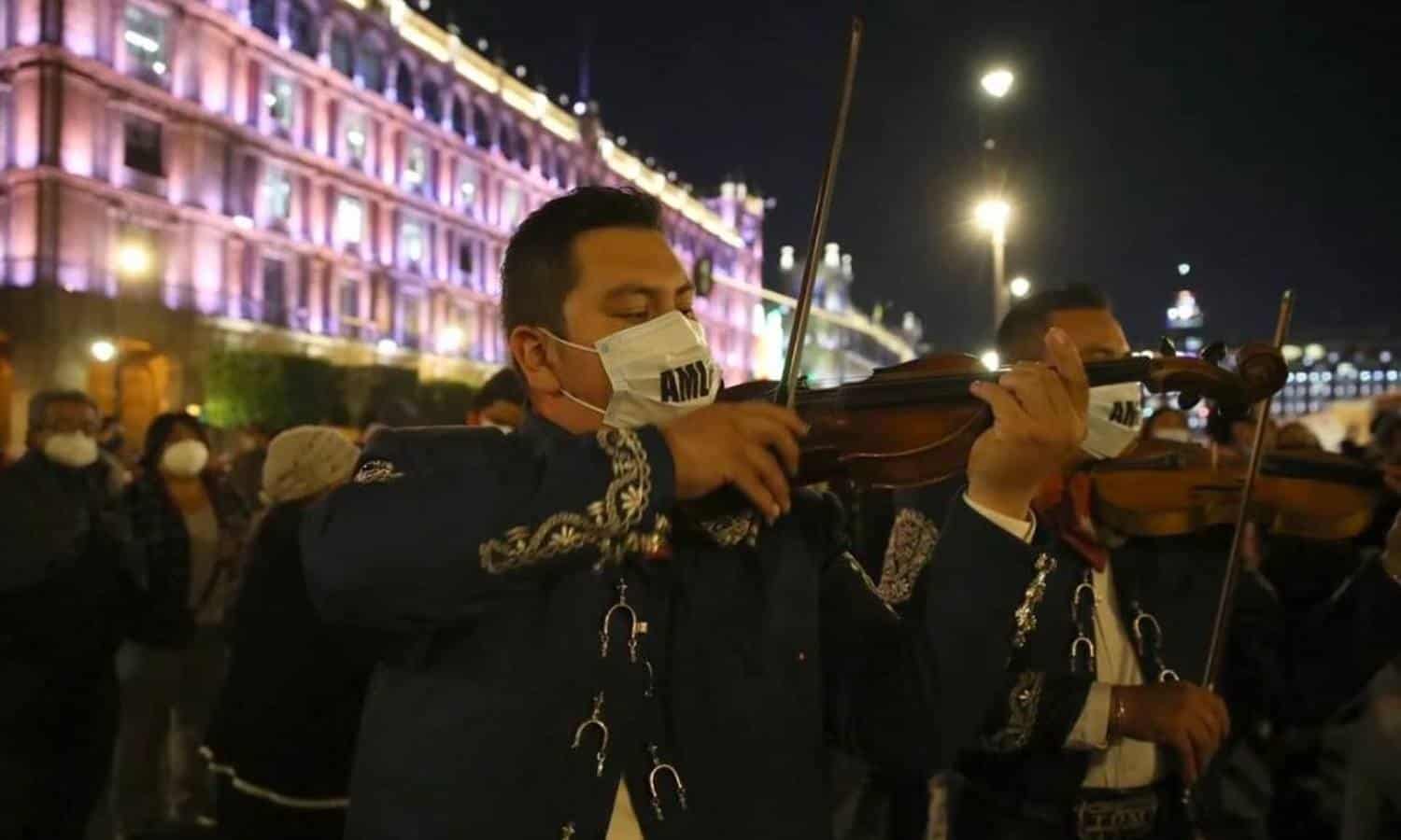 Le llevan serenata a AMLO por su cumpleaños 68