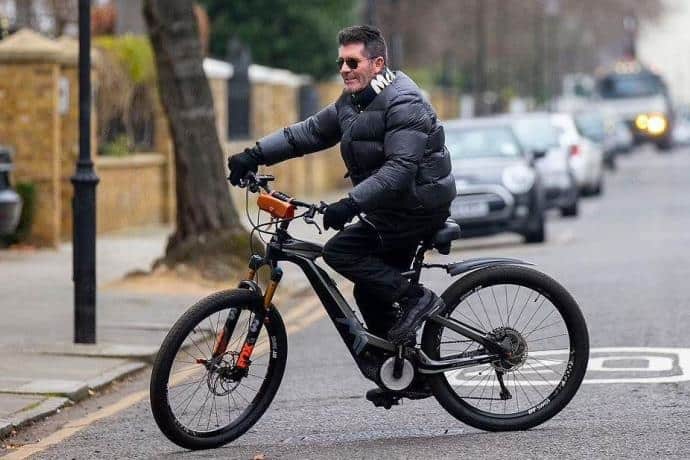 Hospitalizan a Simon Cowell; tuvo un accidente